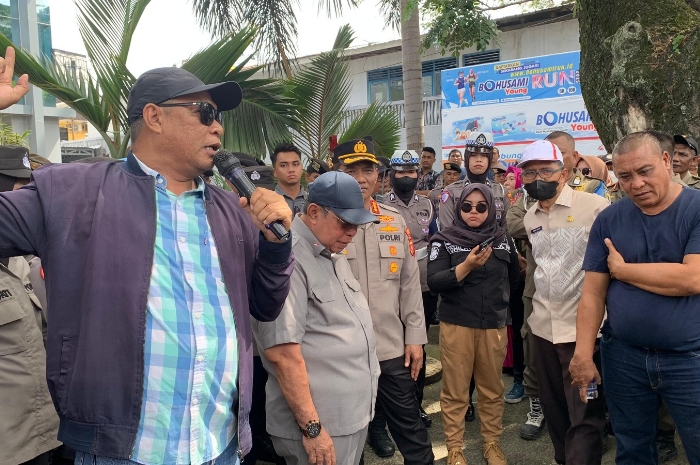 Adhan Dambea Pimpin Demo di Kantor BSG, Ribuan ASN Ikut Turun ke Jalan