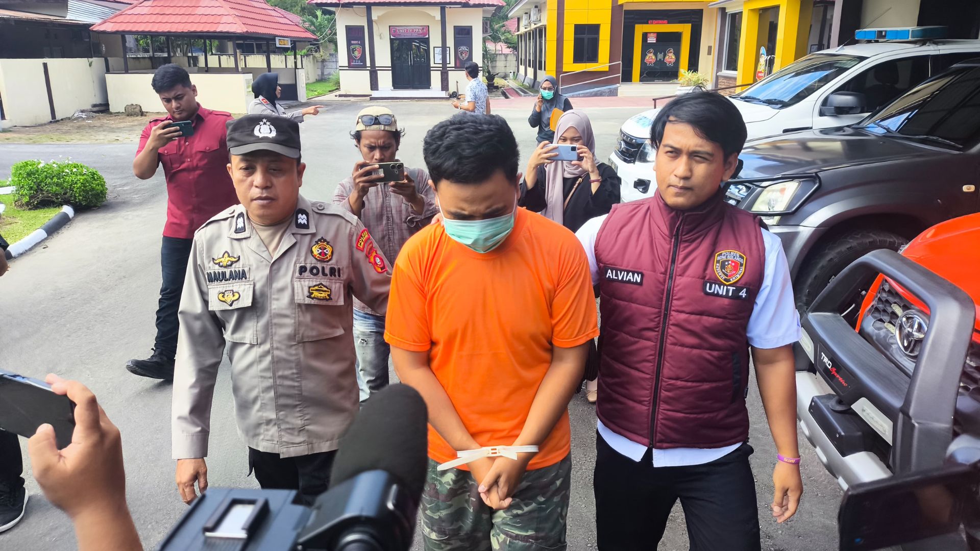 Pakai Baju Tahanan, Guru PPPK Tersangka Pencabulan Siswa di Bone ...