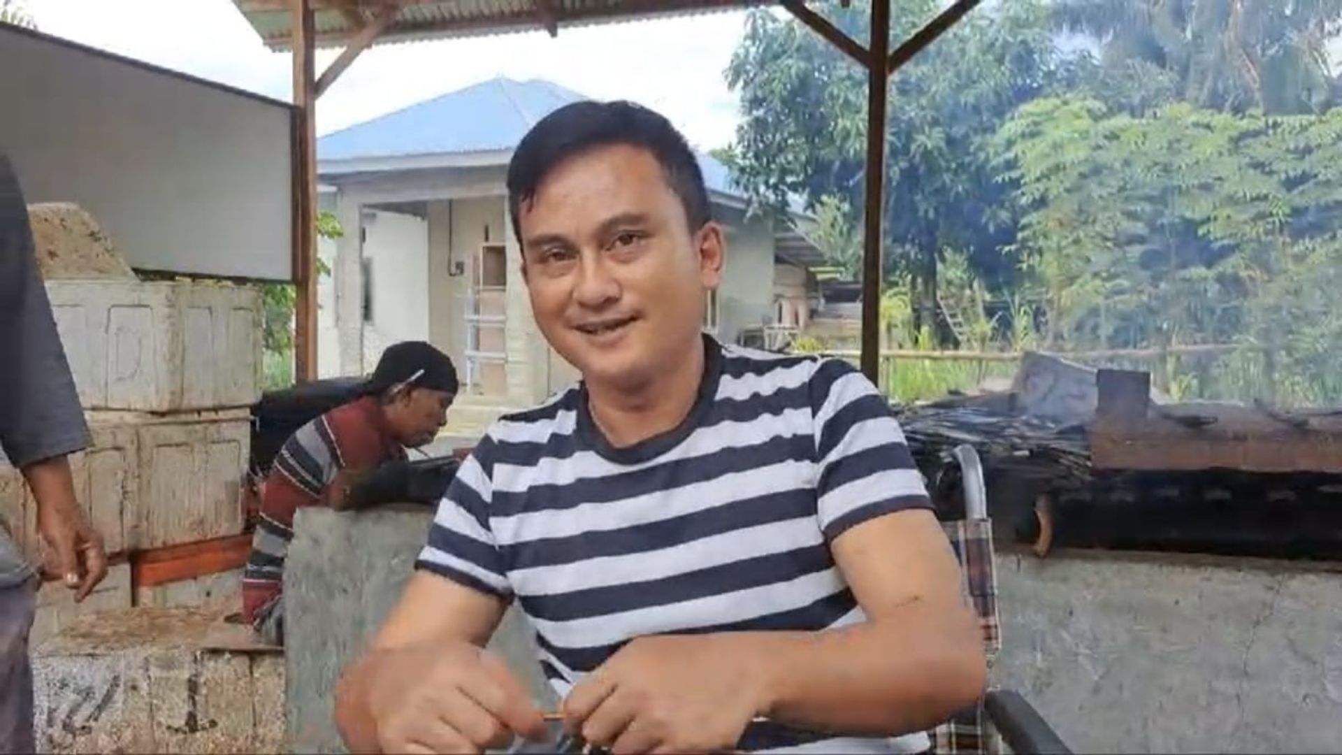 8 Tahun Jualan Ikan Fufu dengan Kursi Roda, Kisah Bapak Difabel di ...