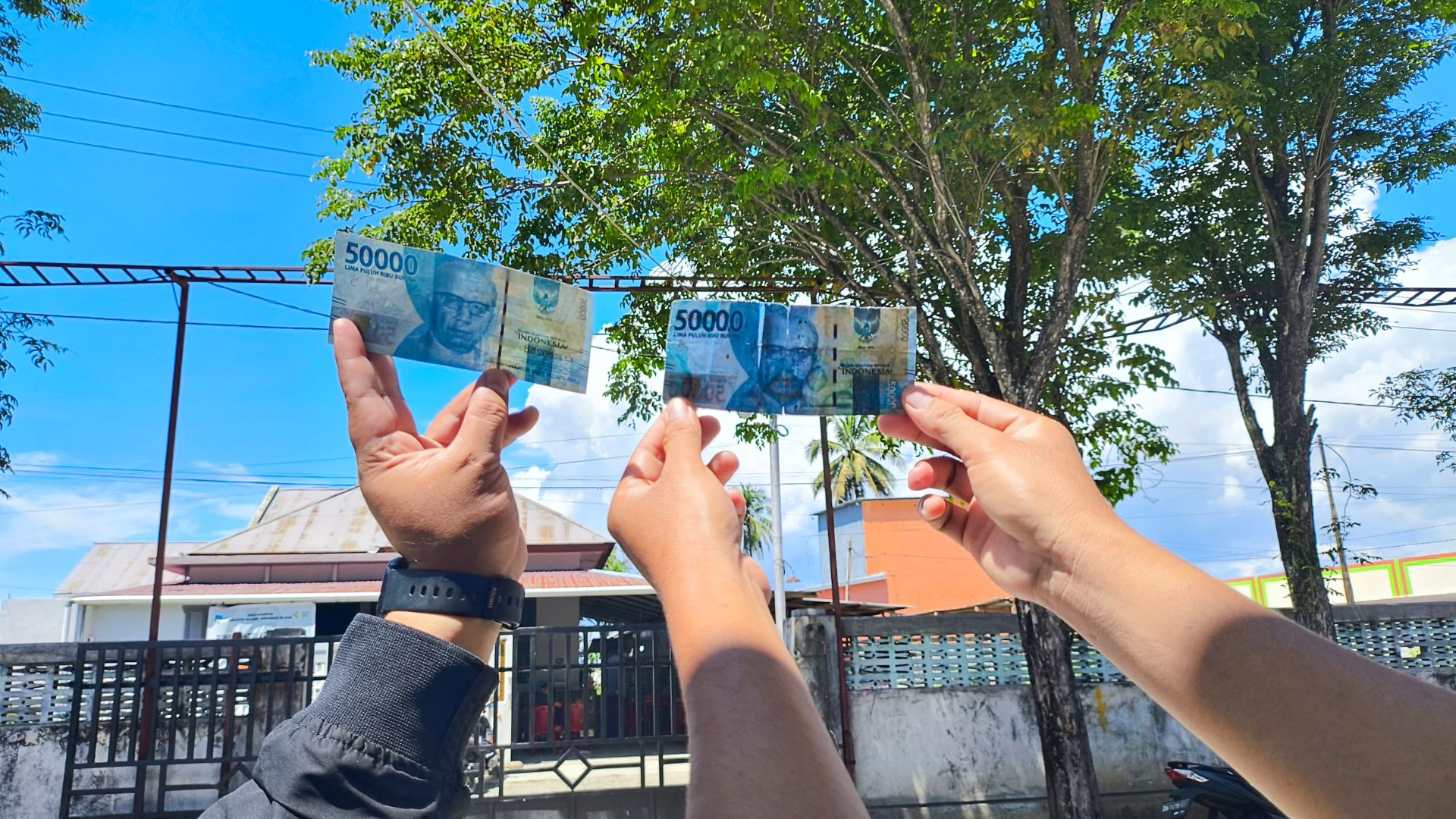 Uang Kertas Rp50 Ribu yang Beredar di Sekitar RSUD Aloei Saboe Diduga ...